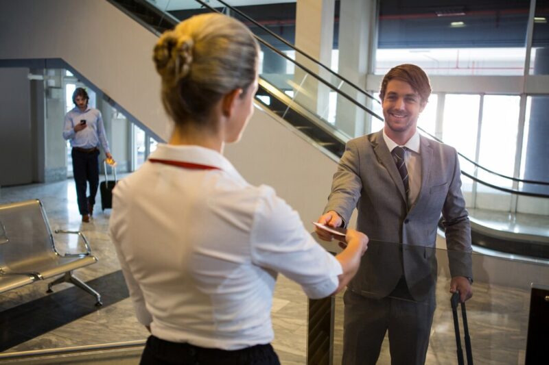 5 Reasons Why Airport Greeters Are Worth the Extra Cost - Icydk